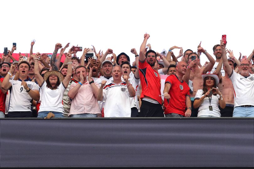 American gives honest verdict on England football fans as they 'take ...
