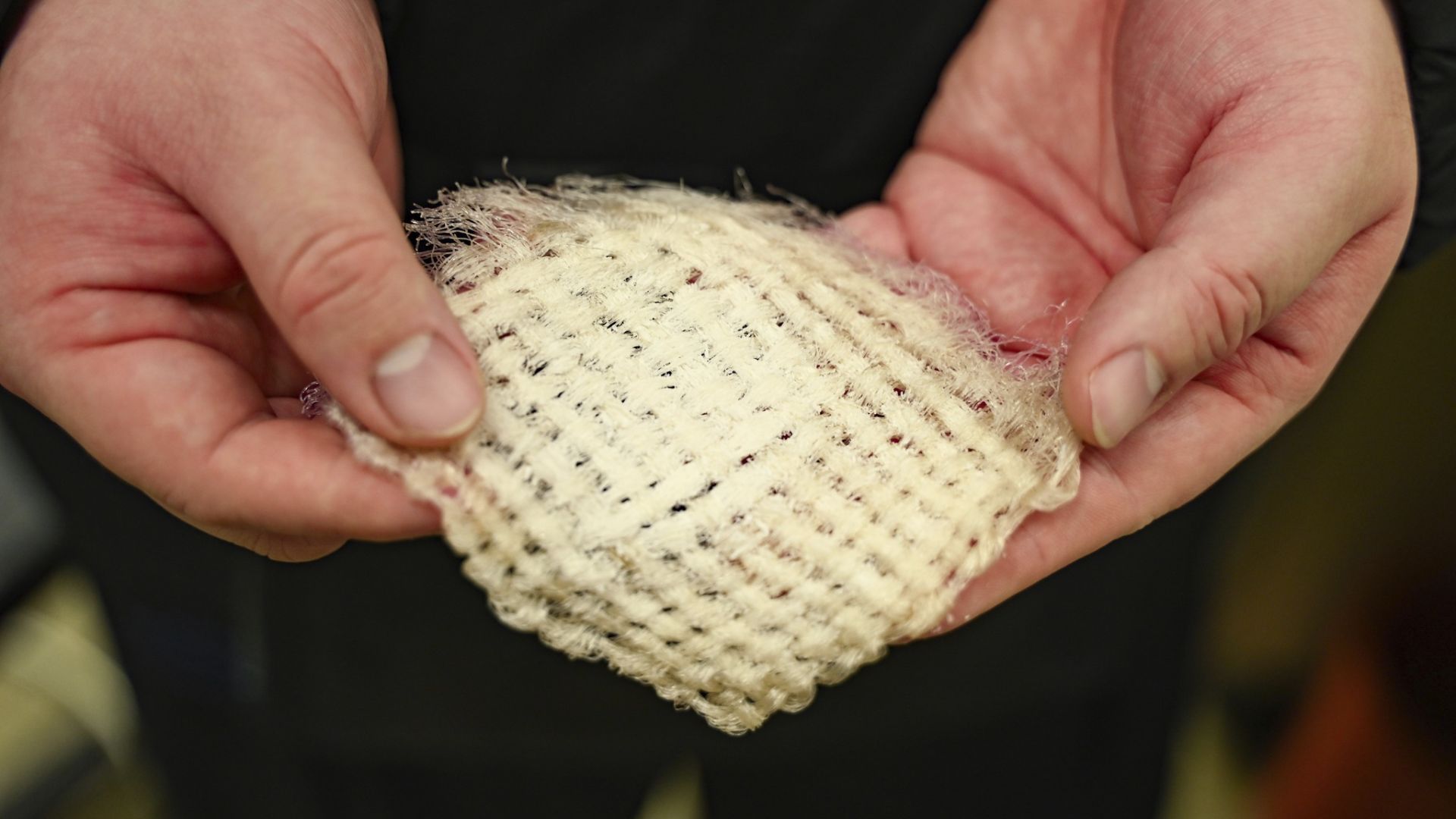 Photos: Wearable jacket extracts 900 ml of drinking water daily from ...