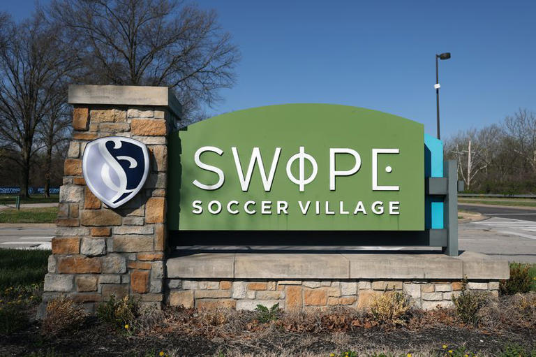 Police hunt 'armed killer' close to England World Cup base in Kansas ...