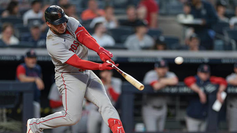 Pirates named landing spot for Red Sox first baseman