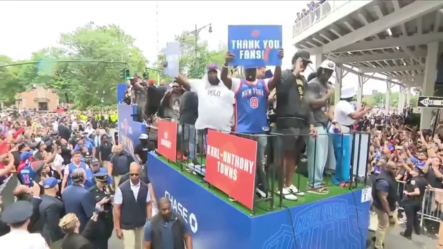 Mamdani dances with Knicks player during NBA championship parade