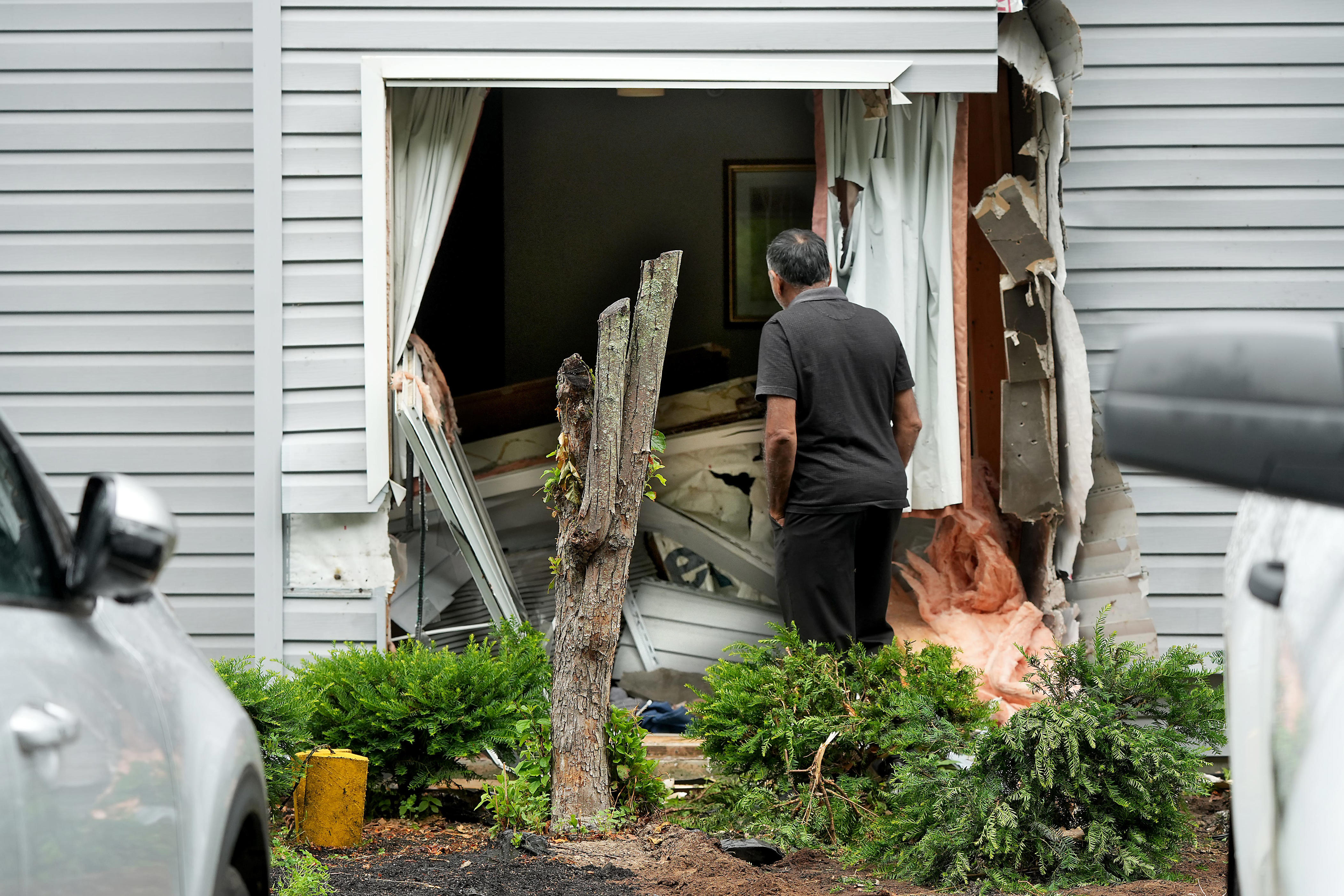 Witnesses describe scene of crash, shooting at Sturbridge hotel
