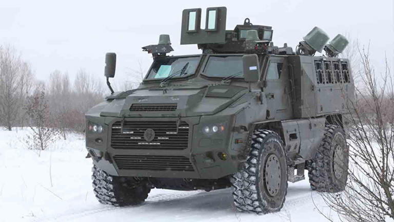 ウクライナ、地雷やFPVドローン攻撃に耐える装甲車を発表
