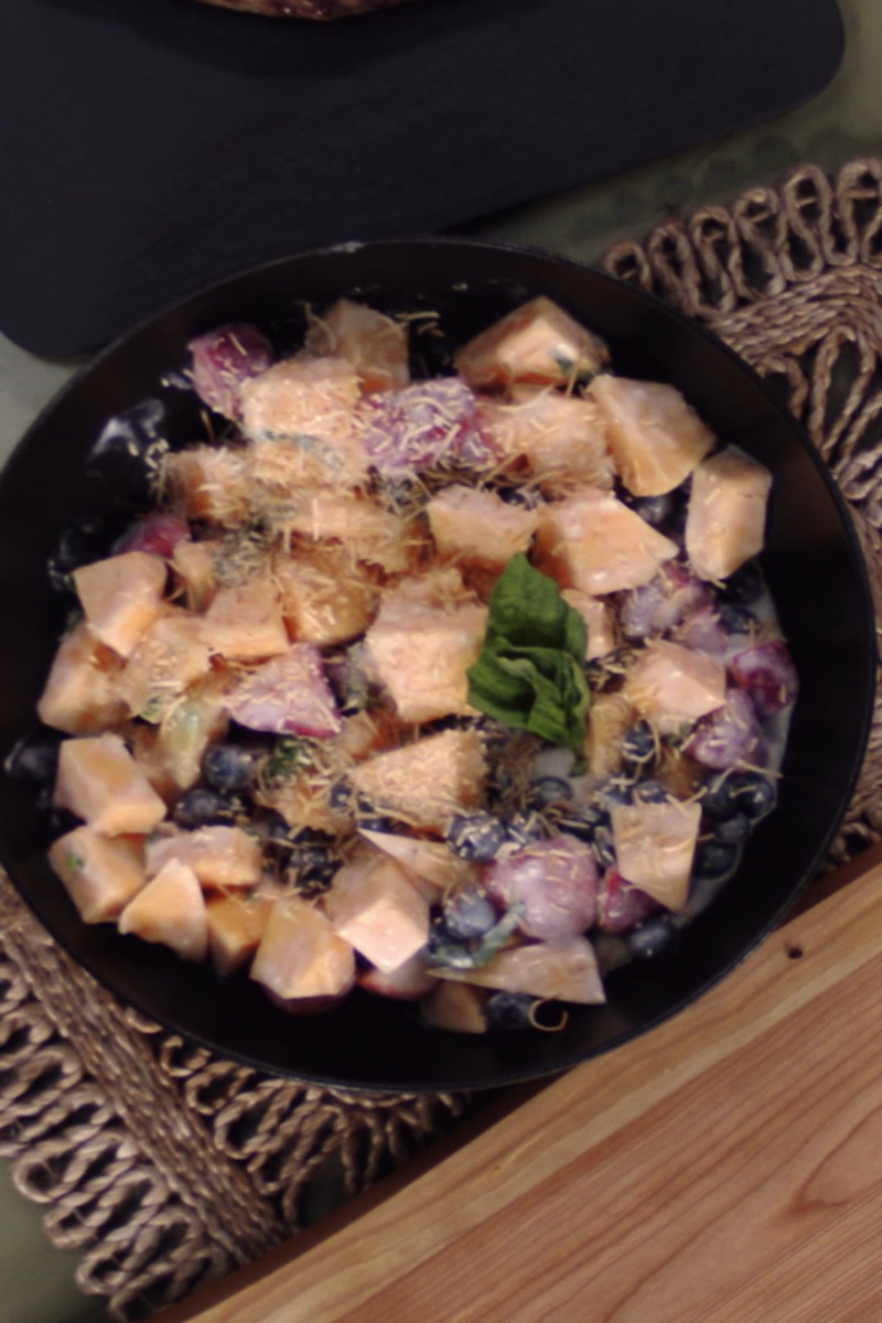 Salada de frutas tropicais com molho de coco e lima