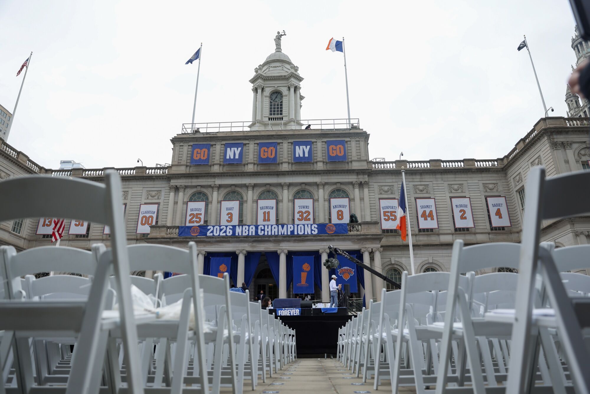 NY Knicks parade packs Lower Manhattan with fans, cops, confetti
