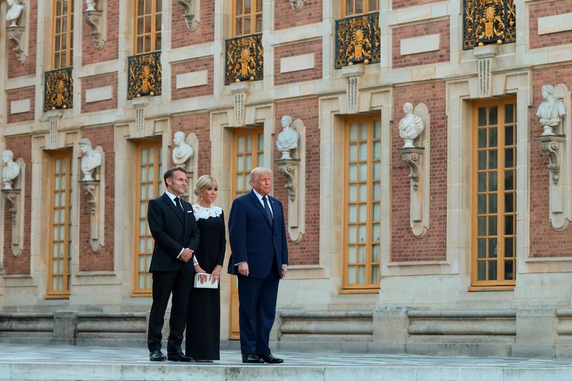 Distracted Trump stumbles around Versailles after bizarrely staring at ...