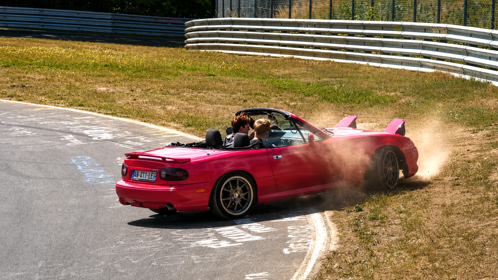 Mazda MX-5 spins out after losing grip and goes off track