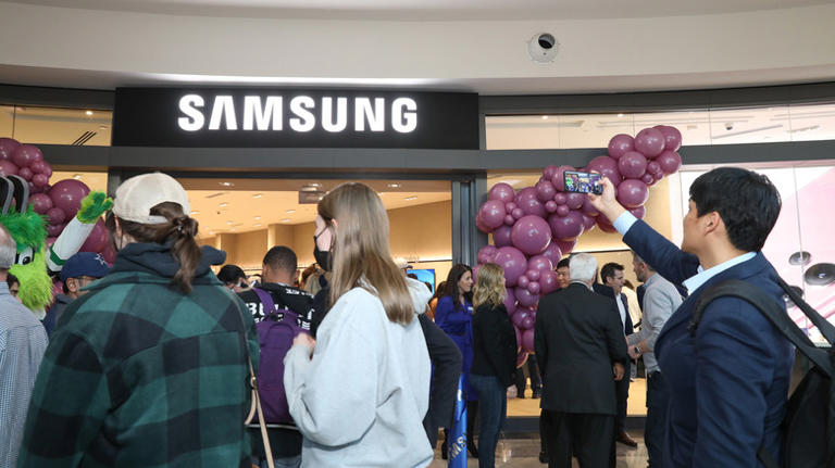 Do iPhones last longer than Samsung phones?