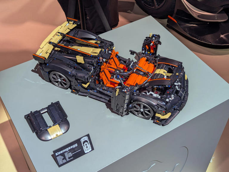 Lego Technic built a Koenigsegg Sadair's spear for ants and also a life ...