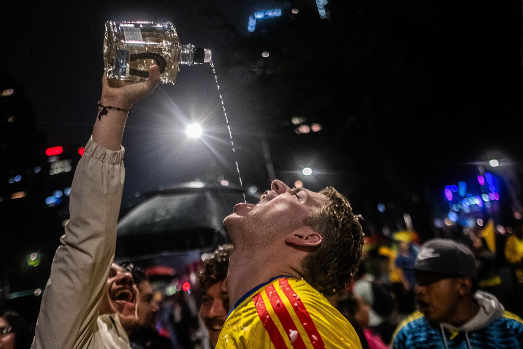 🎥 Beer, tackles, ice hockey: World Cup fans go completely wild!
