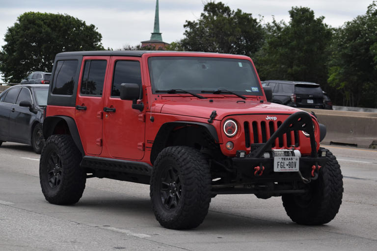 Jeep lands at edge of Clearwater pool after leaving road