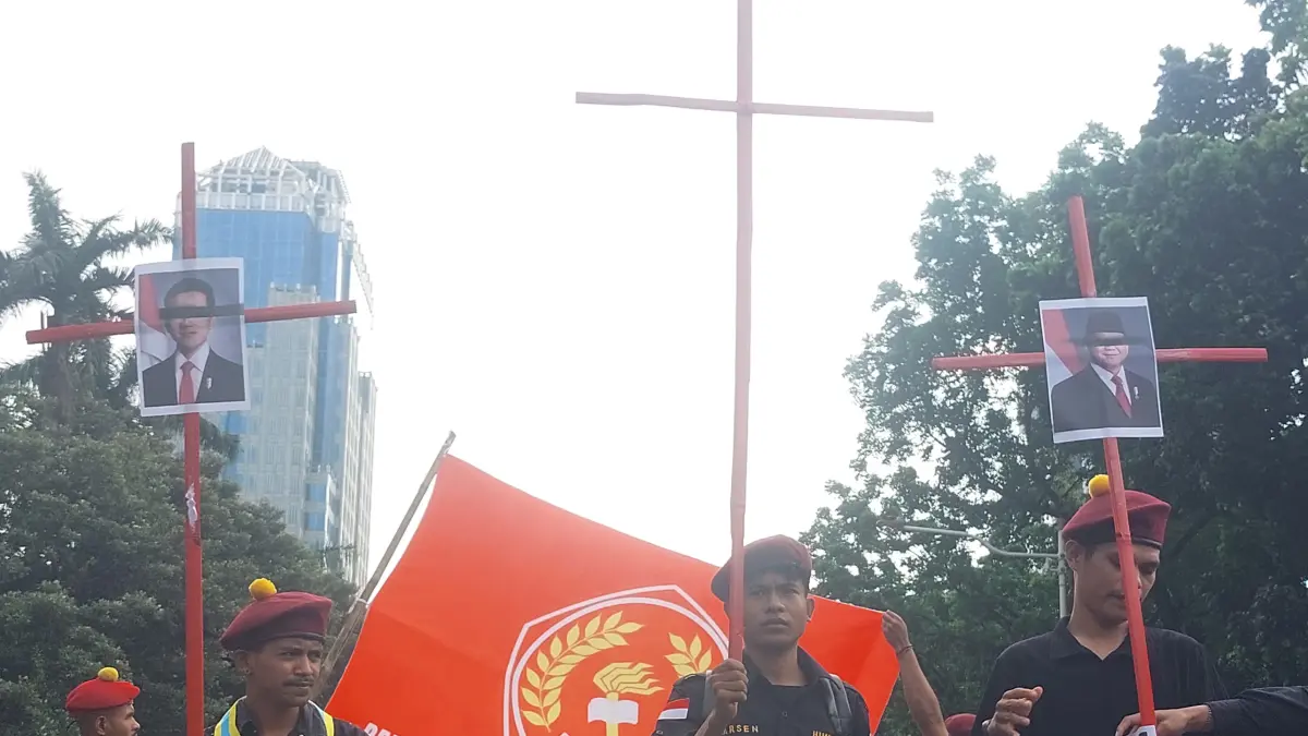 Foto Prabowo-Gibran dipasang di Salib Merah saat demo di Monas, PMKRI ...