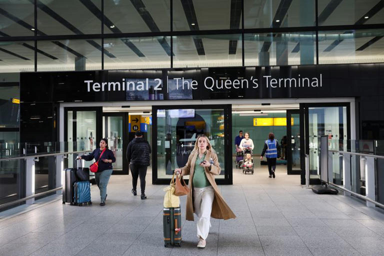 UK moves ahead with Heathrow Airport expansion plan