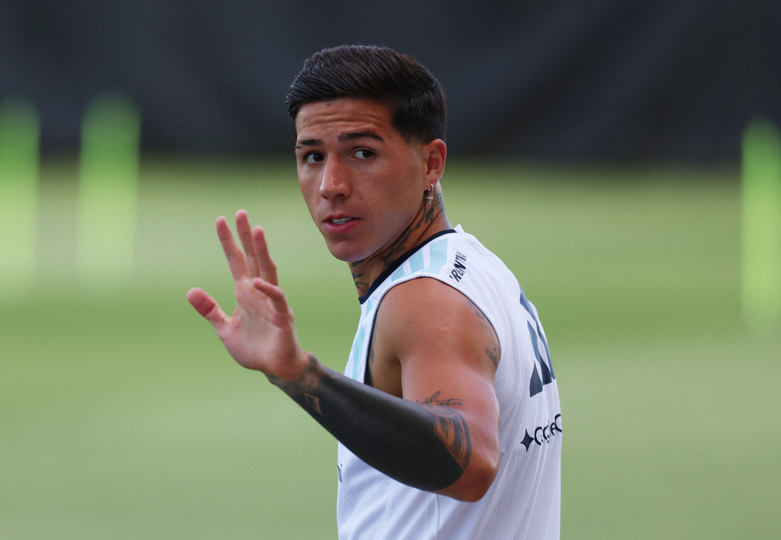Journalist drops Enzo Fernandez bombshell as Chelsea midfielder takes ...