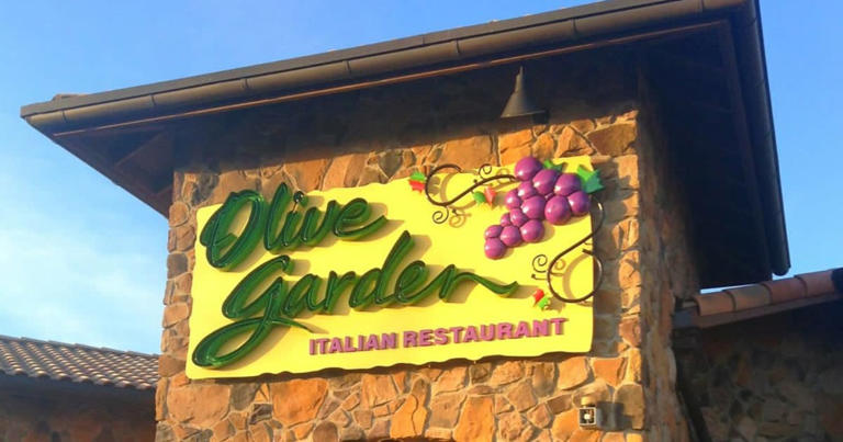 Olive Garden waitress says there’s one menu item that she hates seeing ...