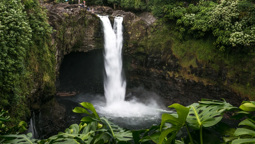 6 breathtaking waterfalls across Hawaii