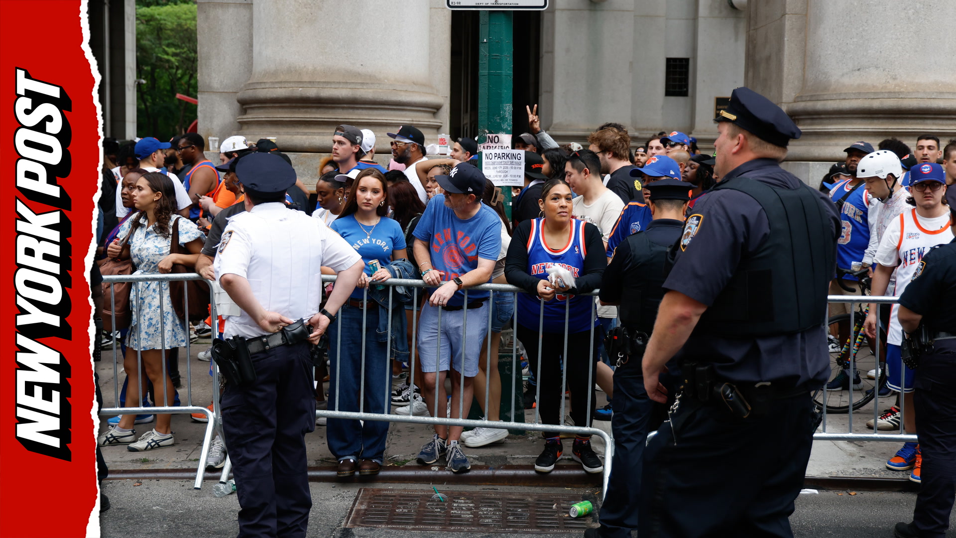 Knicks fans break through barricades to reach parade