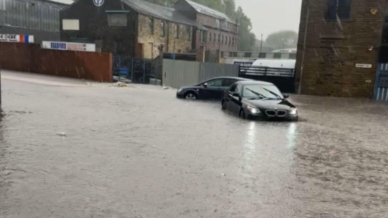 Devastating floods trap vehicles in Bradford, UK amid continuous rain