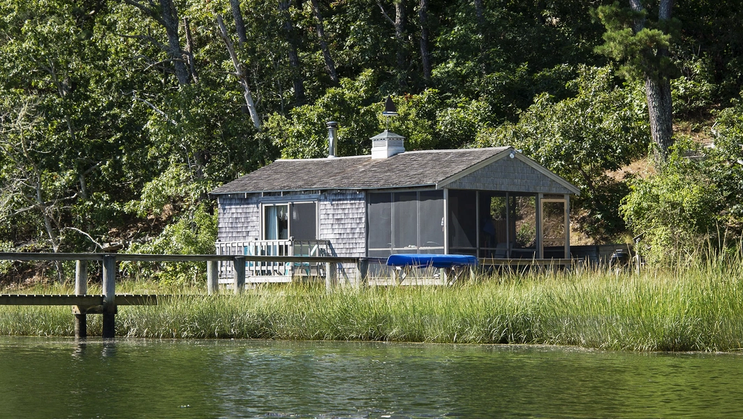 Historic Plymouth lakeside cabin