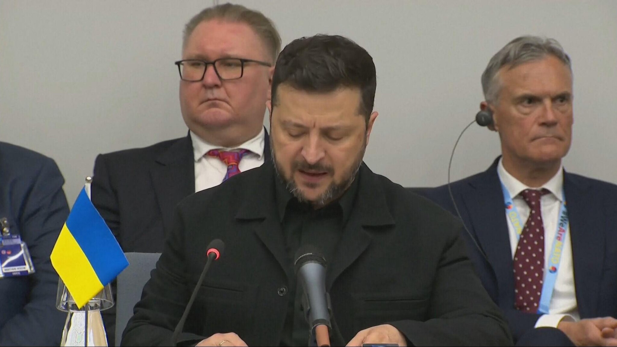 Zelensky alla NATO: "Lavoriamo insieme su armi e droni, anche voi avete ...
