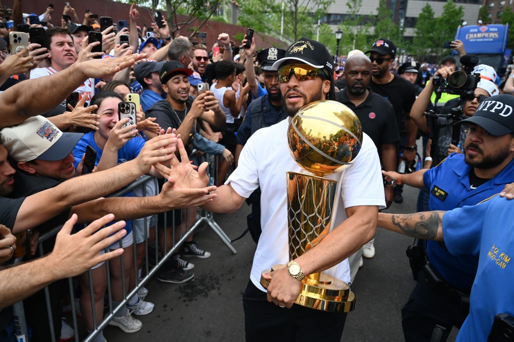Jalen Brunson lifts Larry O’Brien trophy alongside wife, daughter at ...