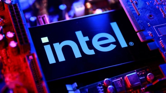 Intel stock jumps 9% after Trump says Apple will build chips with Intel ...