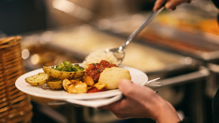 The common plate mistake you're probably making when eating at a buffet