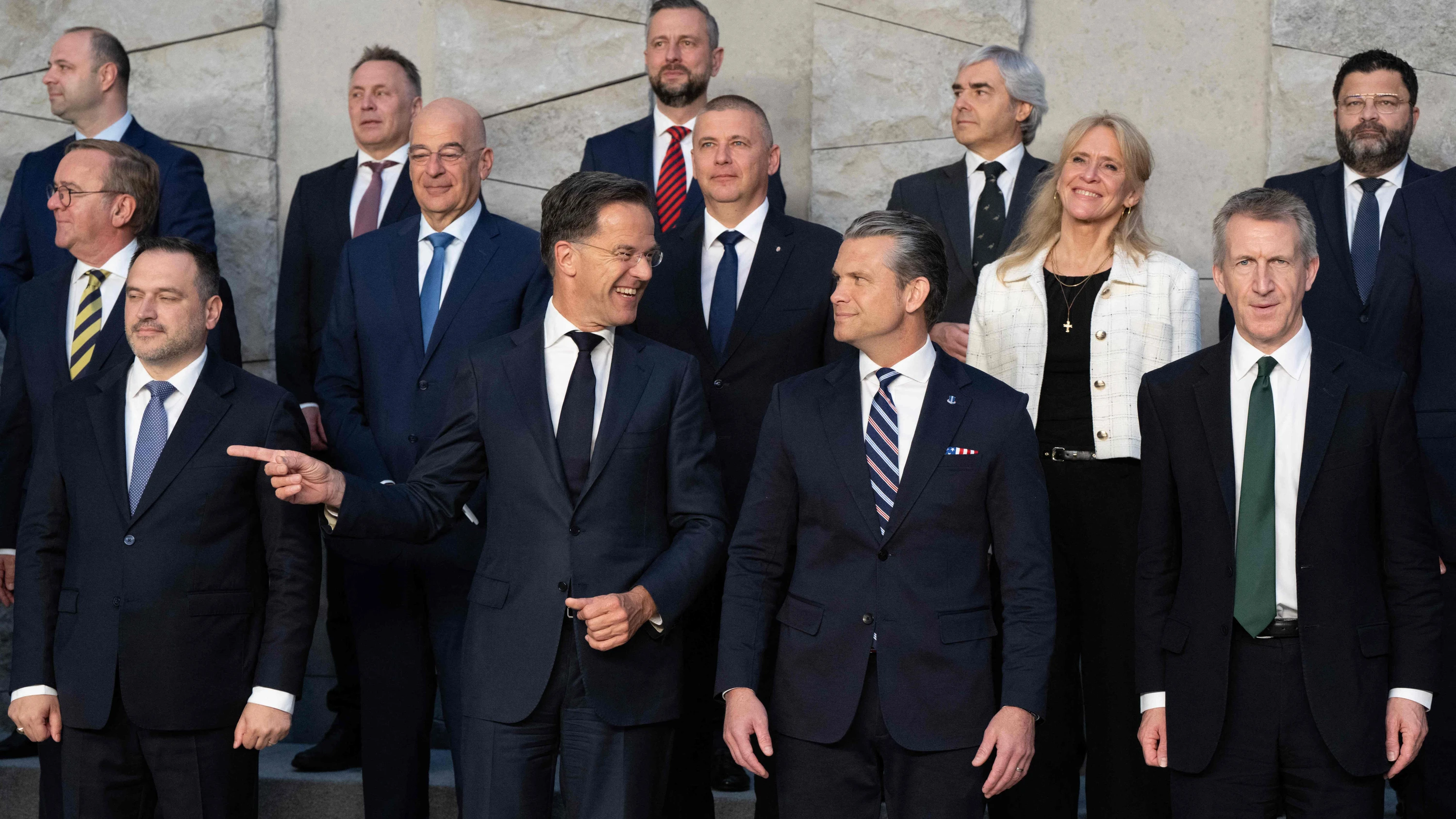 Streit beim NATO-Treffen: Hegseth spricht von weiterem Abzug, Pistorius ...