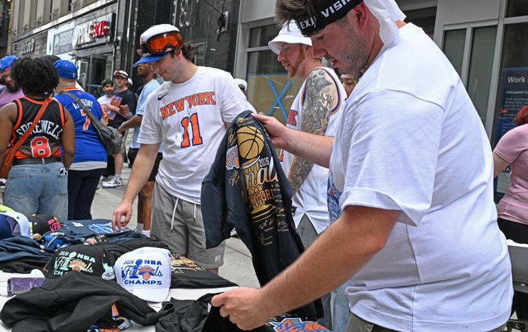 Bootleg Knicks merch selling like hotcakes at NYC ticker-tape parade ...