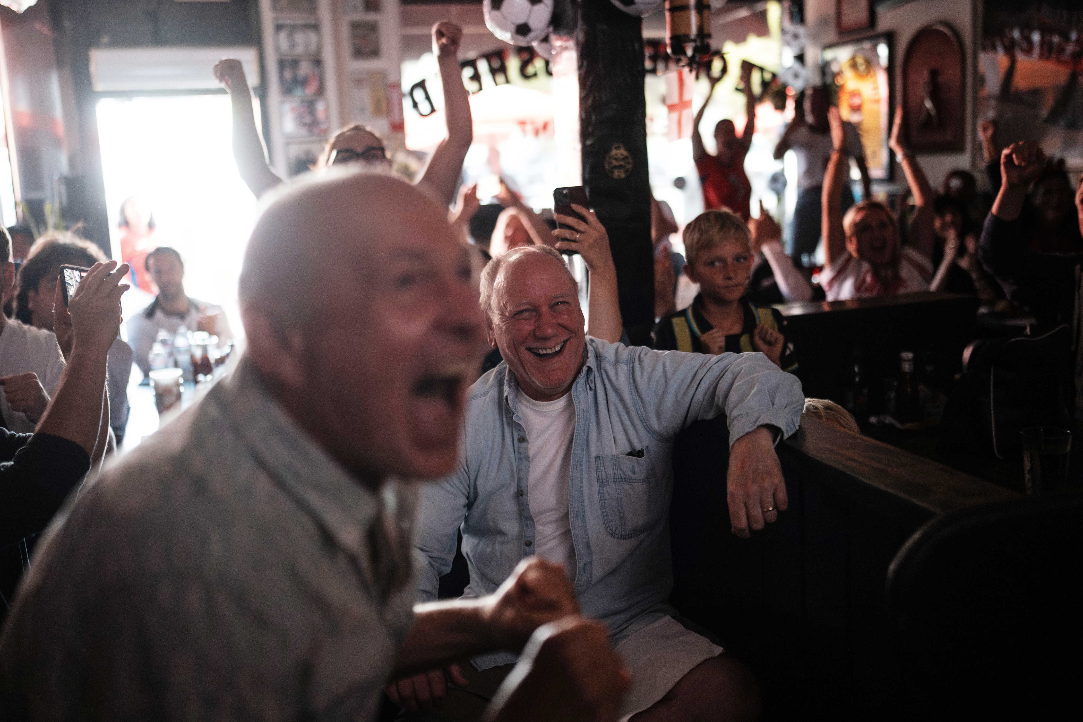 One extraordinary photo: Fans at English pub in California celebrate ...