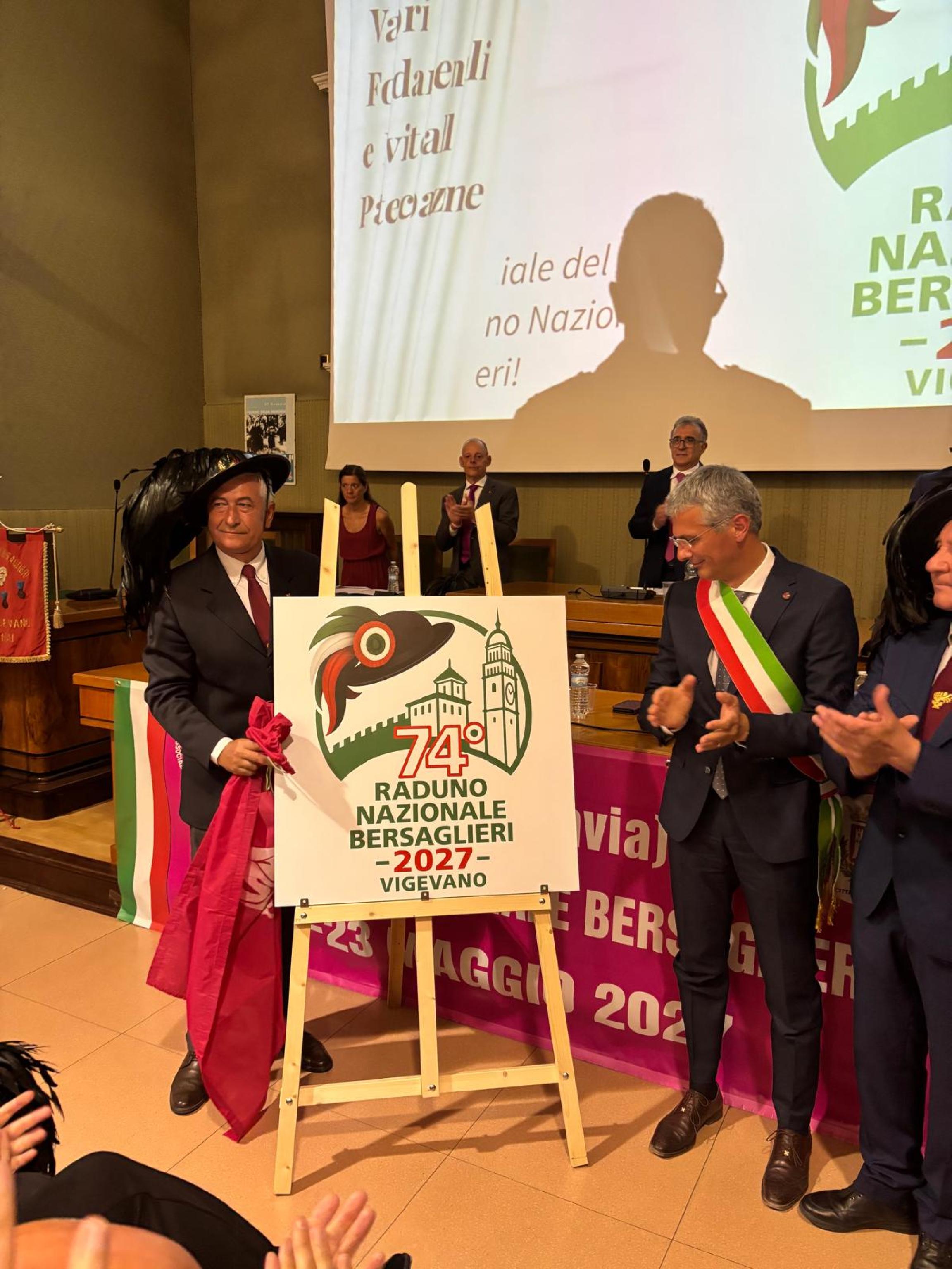 A Vigevano il raduno nazionale Bersaglieri 2027, presentato il logo ...