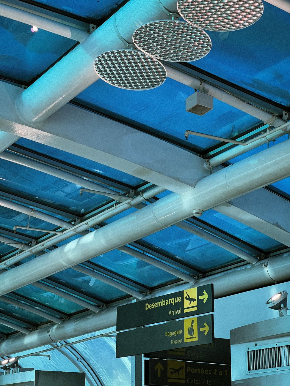 5 airport signs travelers keep missing and regret later