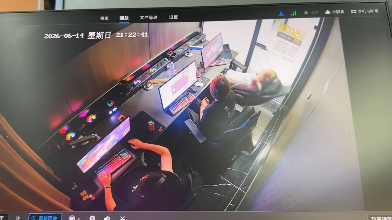 Chair recline causes food spill in Zhejiang café