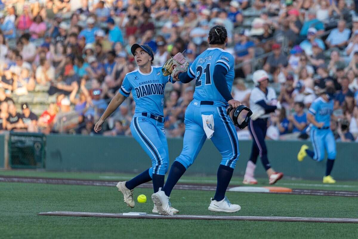 KC Diamonds pro softball debuts with cheers, thrills and victory at ...