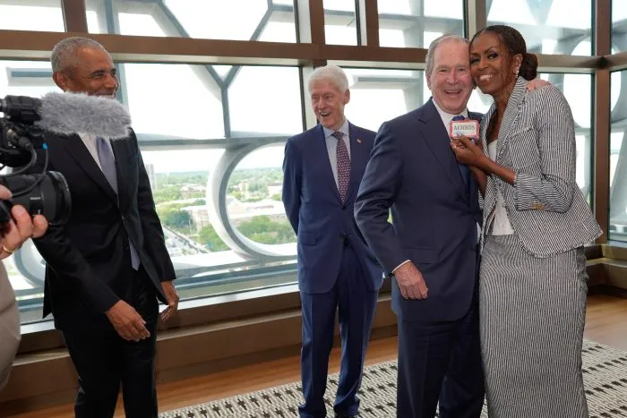 Why George W Bush handed Altoids to Michelle Obama at her husband’s ...