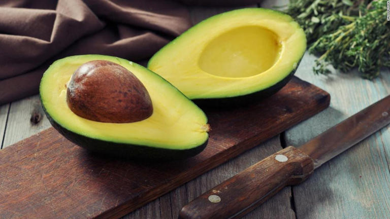 Cómo hay que guardar la palta cortada en la heladera para que no se ...