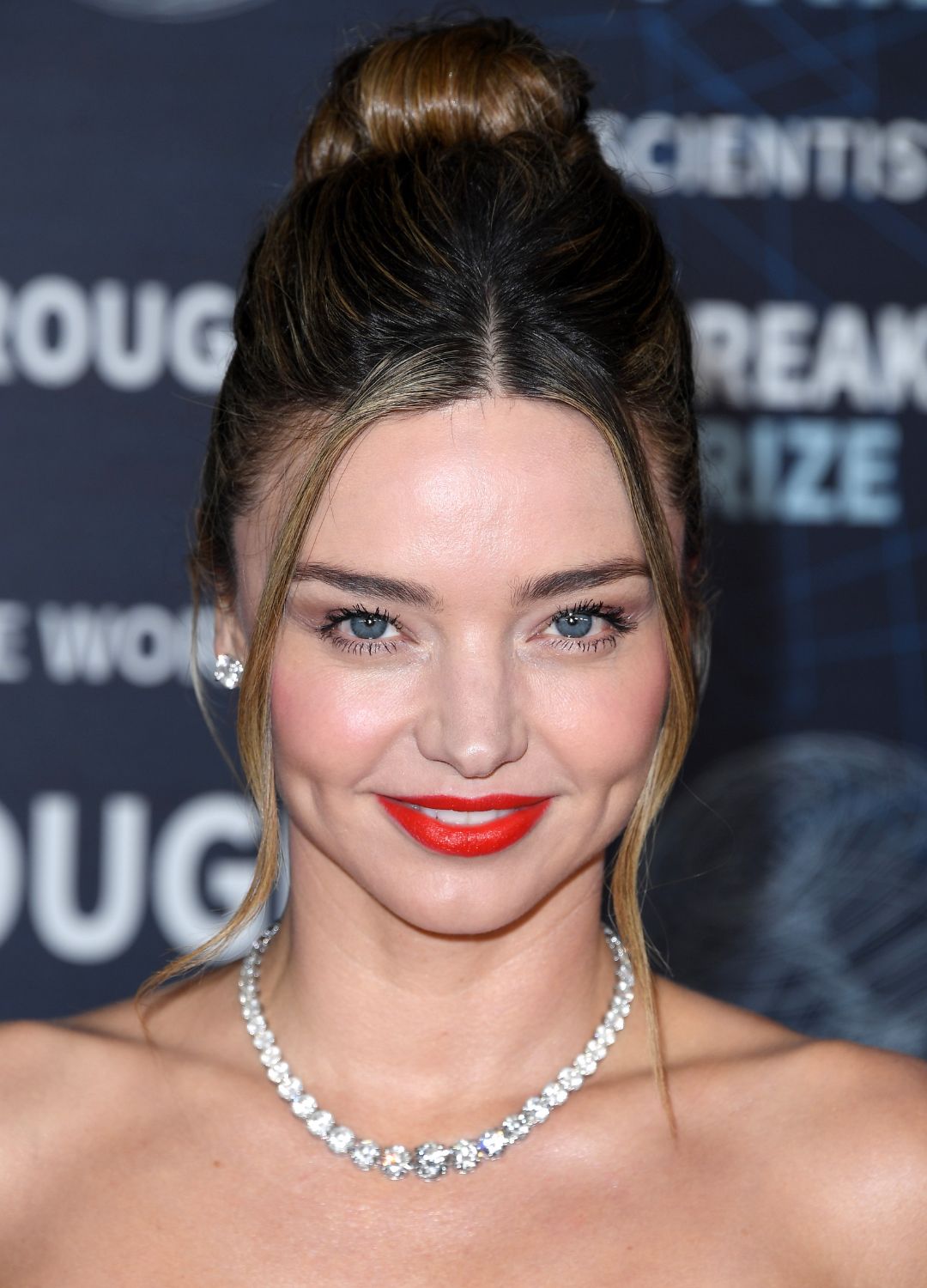 The best makeup looks for grey eyes