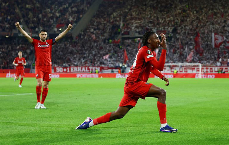 Soccer - Manzambi double helps Swiss crush Bosnia 4-1 in World Cup clash