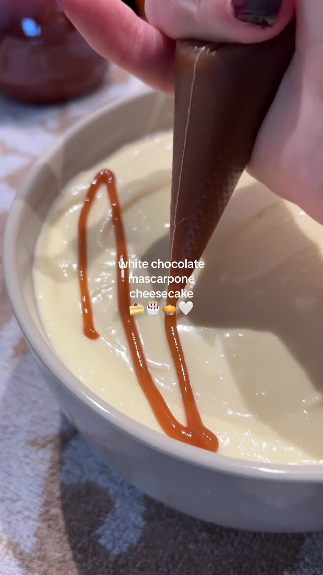 Easy white chocolate cheesecake with mascarpone cream explained