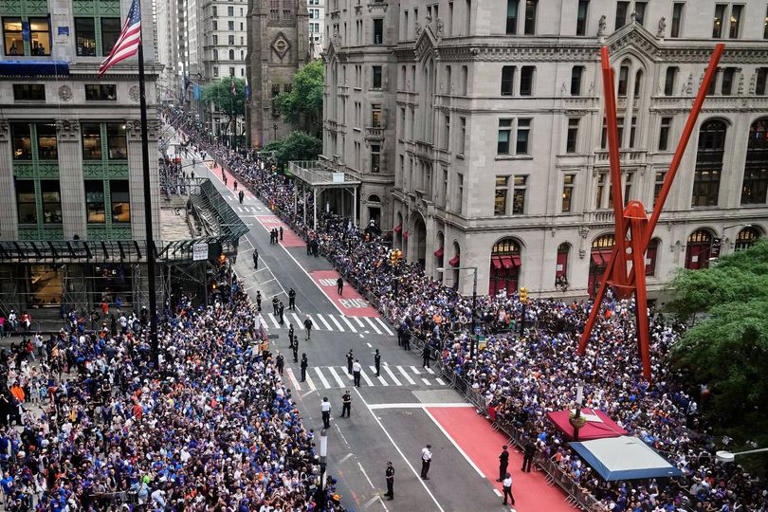 Knicks fans scream 'we can't get out' as thousands trapped at New York ...
