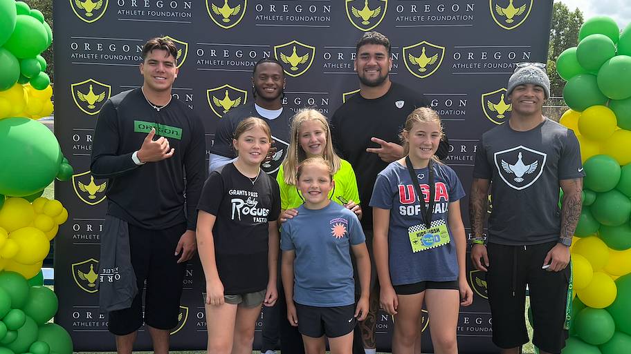 Oregon football players create lasting memories for Grants Pass kids