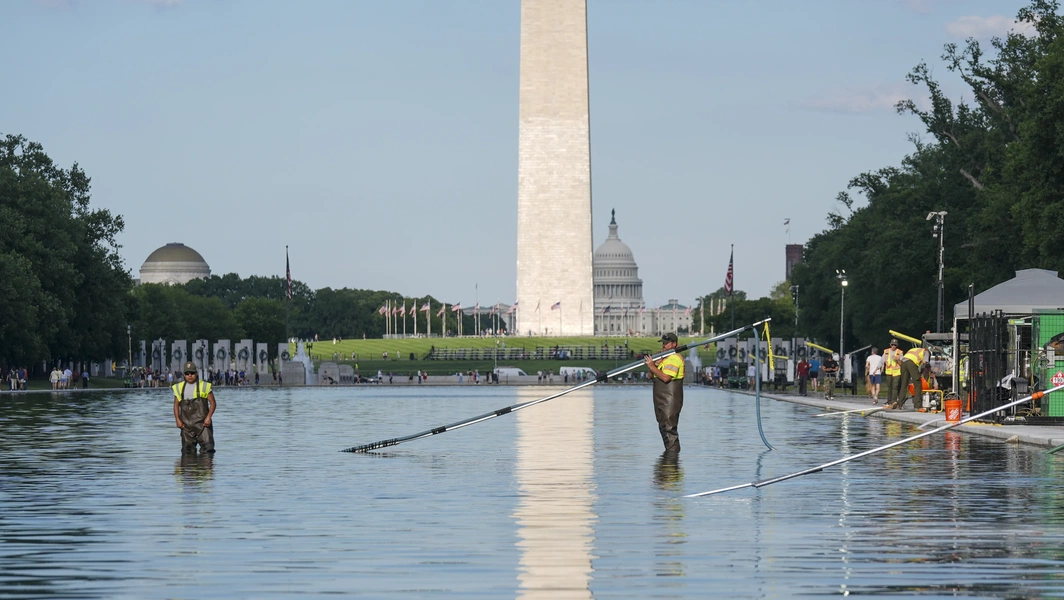 Lincoln Memorial pool turns green days after $14m renovation