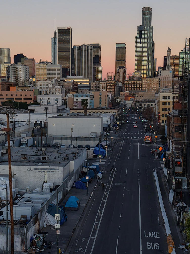FBI agents descend on Skid Row in massive voter fraud probe after ...