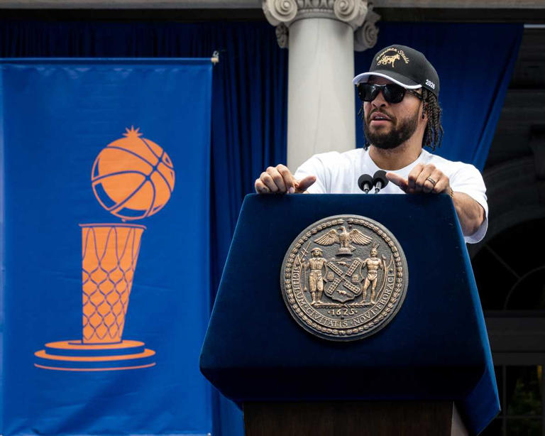 Knicks parade: Mamdani gives Knicks keys to the city after historic ...