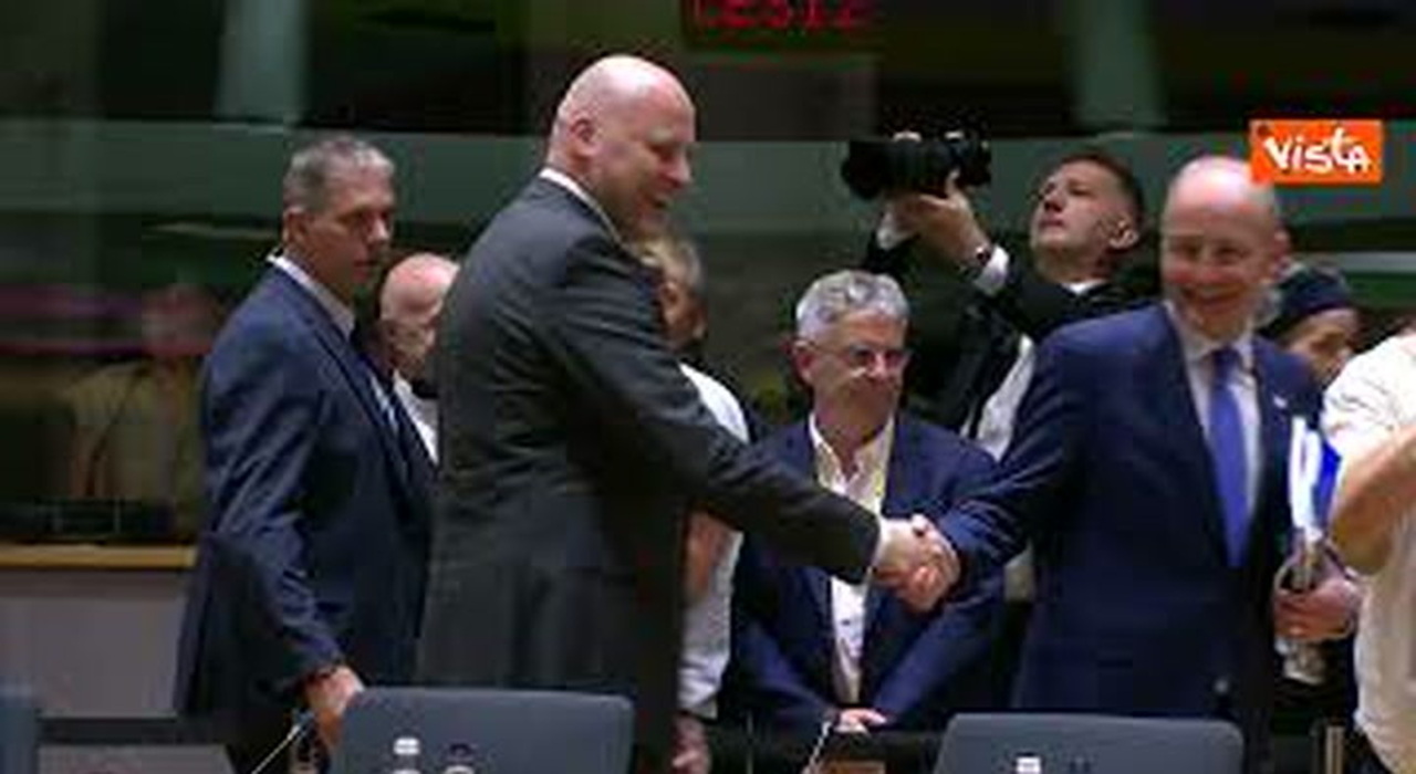 Meloni arriva al Consiglio Ue di Bruxelles, baci e abbracci con Metsola ...
