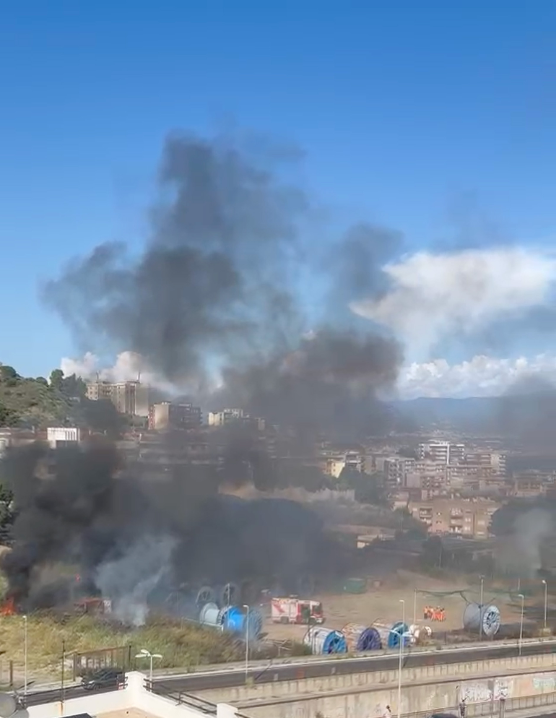 Messina, incendio davanti alla chiesa della Santissima Annunziata: le ...