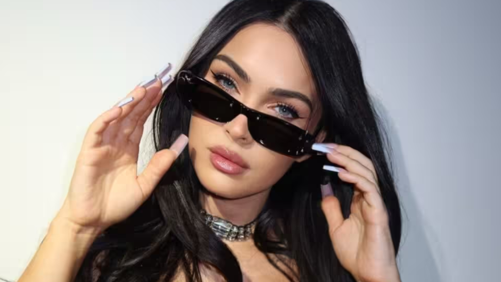 Droomvrouw-alert: Megan Fox poseert ondersteboven en trekt alle ...