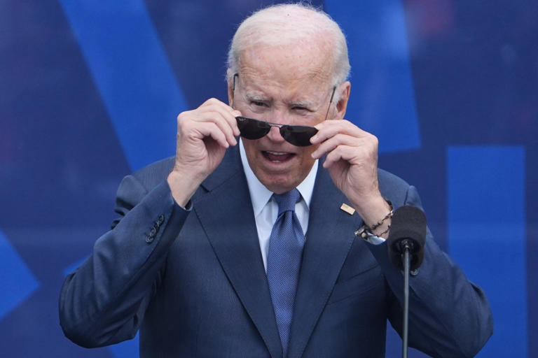 Dazed Biden gets left behind at Obama Center opening: 'Where’s my ...
