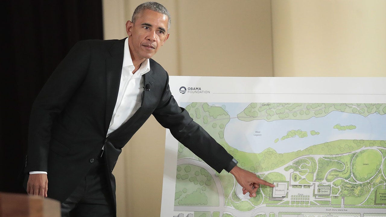 White House seizes on delayed Obama presidential center opening to ...