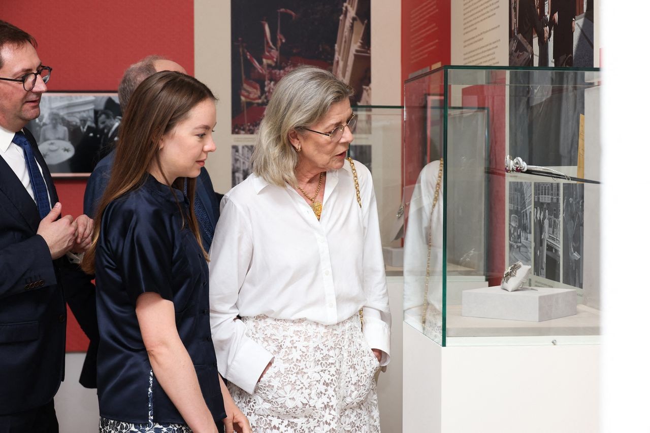 Caroline de Monaco et sa fille Alexandra de Hanovre réunies pour rendre ...